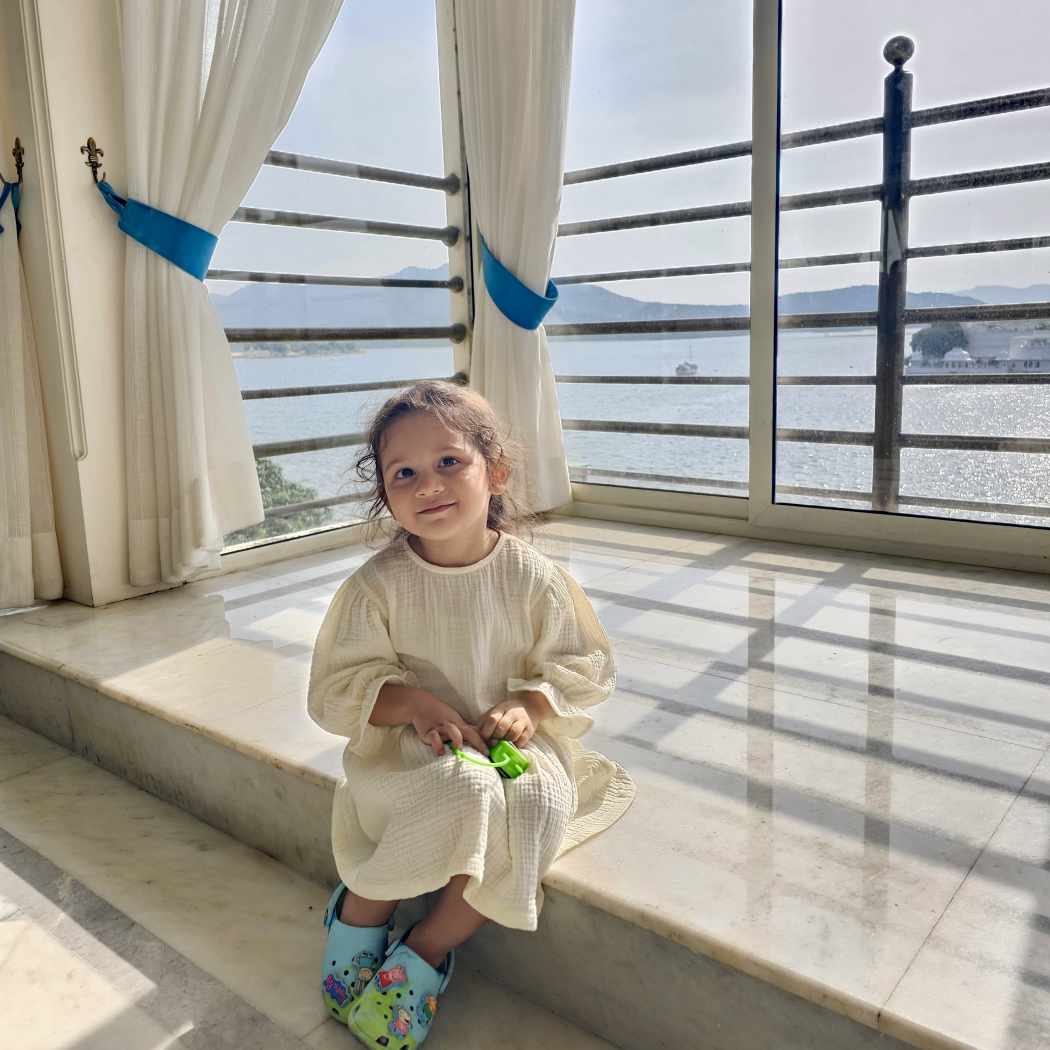 Crinkled Muslin Puffed Sleeves Dress - White – snugglyspaces